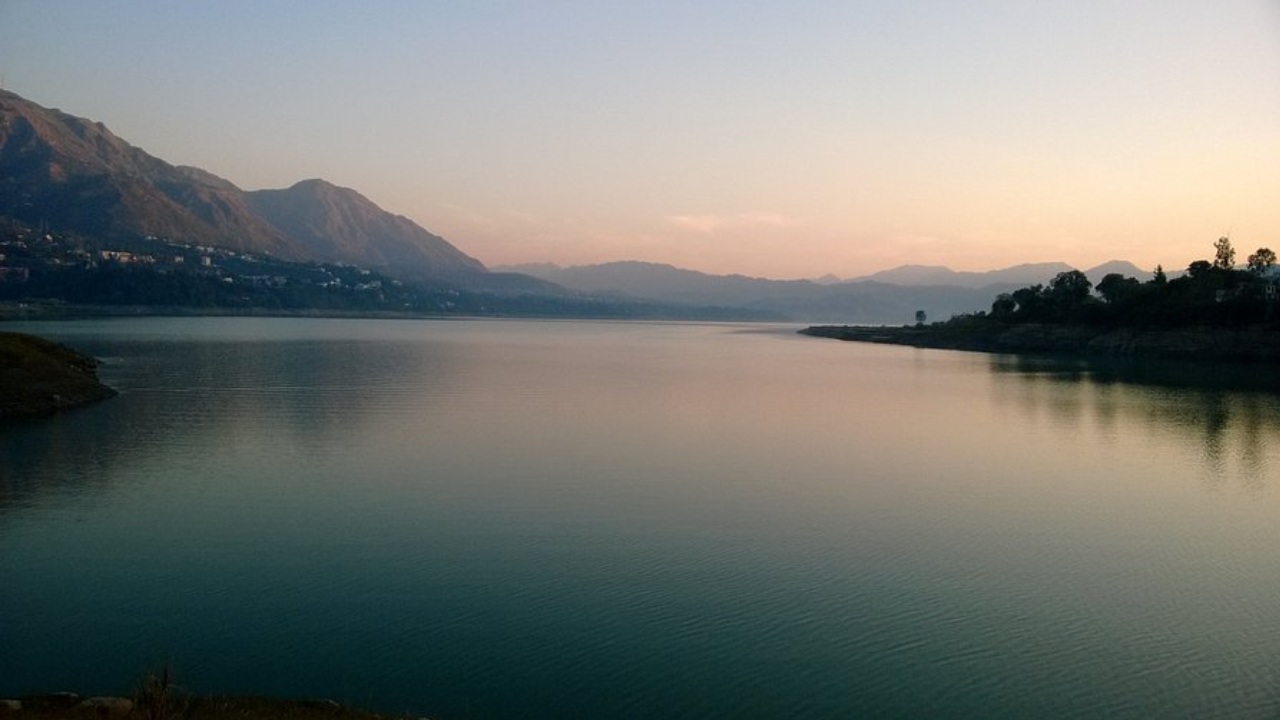 Gobind Sagar Lake Himachal Pradesh | Govind Sagar Jheel Travel Guide ...